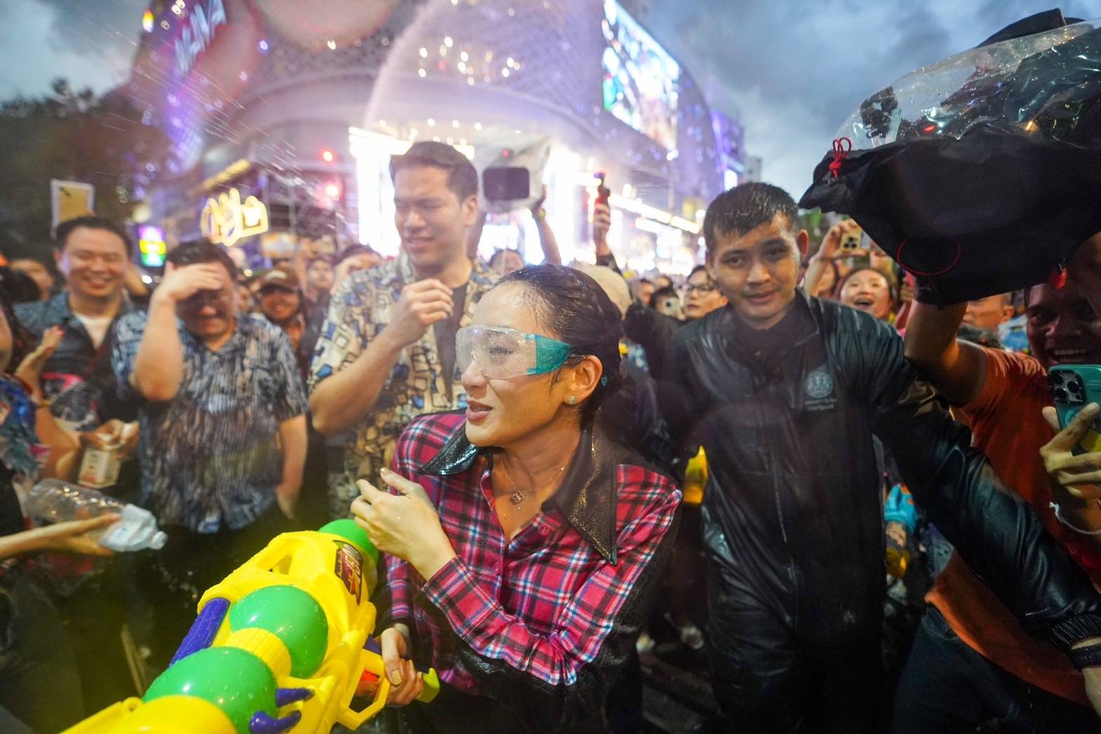 นายกฯ แพทองธาร ร่วมเปิดสงกรานต์เชียงใหม่ ‘SF My Water World 2025 - คิด ...